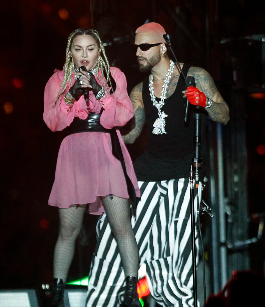 Maluma surprises audience at his concert in medellin - Barrio